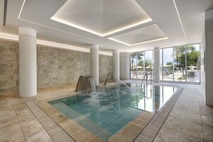 Banheira de hidromassagem interior