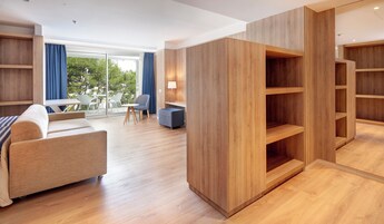 Minibar, cofre no quarto, secretária 