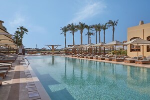 2 piscinas exteriores, guarda-sóis, espreguiçadeiras 