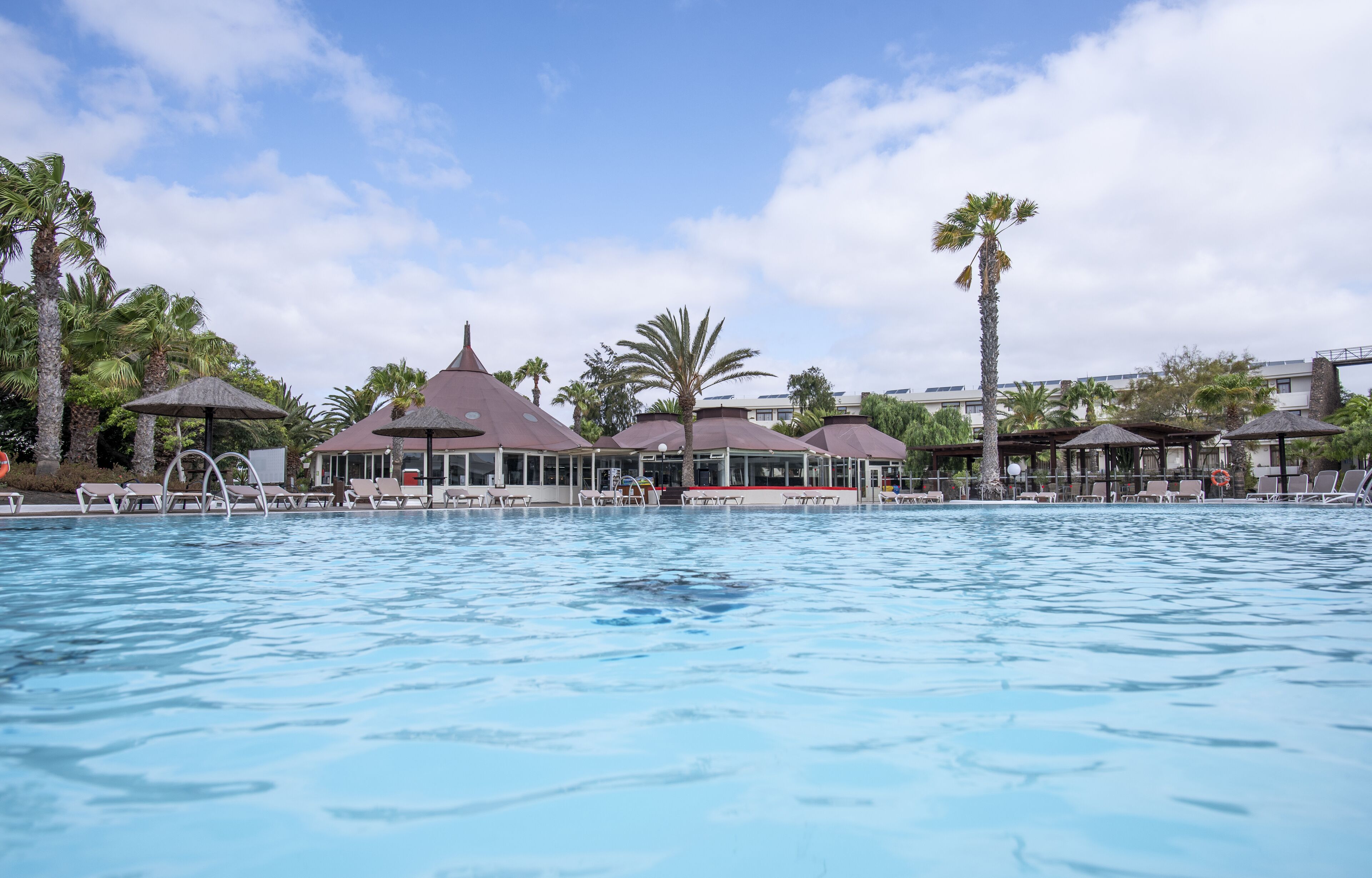 6 piscinas exteriores, espreguiçadeiras 