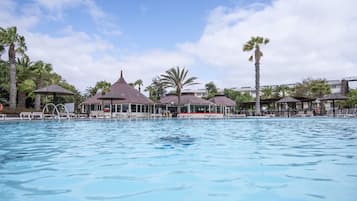 6 piscinas exteriores, espreguiçadeiras