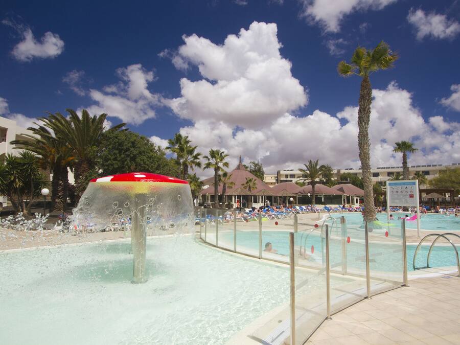 6 piscinas externas, espreguiçadeiras