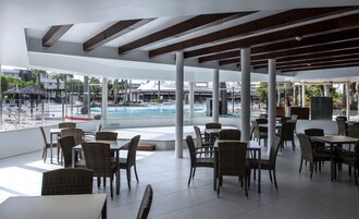 Bar à beira da piscina