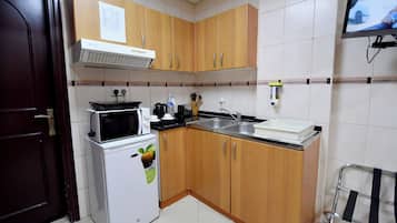 Apartamento, 1 quarto | Cozinha privada | Um frigorífico, um micro-ondas, uma placa de cozinha