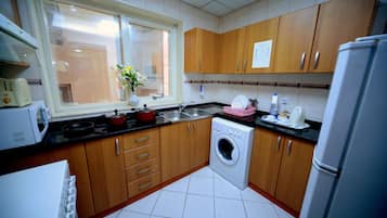 Um frigorífico, um micro-ondas, uma placa de cozinha