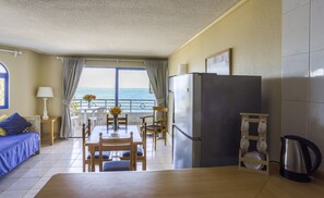 Um frigorífico/congelador grande, um micro-ondas, um forno