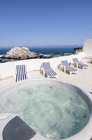 Piscina exterior, espreguiçadeiras 