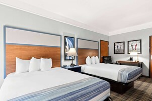 Quarto, 2 camas Queen, acessível, para não fumantes (Bathtub) | Escrivaninha, espaço de trabalho para notebook, cortinas blackout