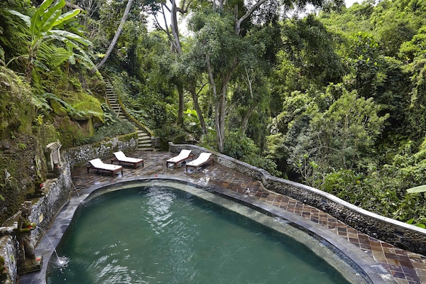 Piscina externa, espreguiçadeiras