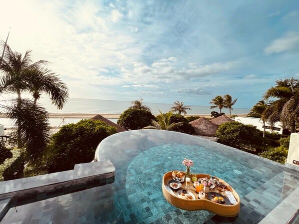 Piscina exterior, guarda-sóis, espreguiçadeiras