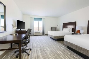 Roupa hipoalergénica, cofre no quarto, secretária 