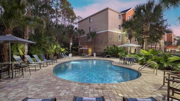 Piscina externa, espreguiçadeiras