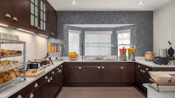 Café da manhã com buffet grátis todos os dias