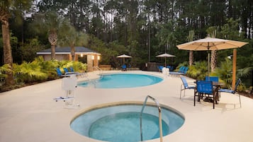 Piscina exterior, espreguiçadeiras