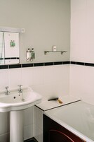 Quarto Duplo, casa de banho privativa | Casa de banho | Um secador de cabelo, toalhas fornecidas 