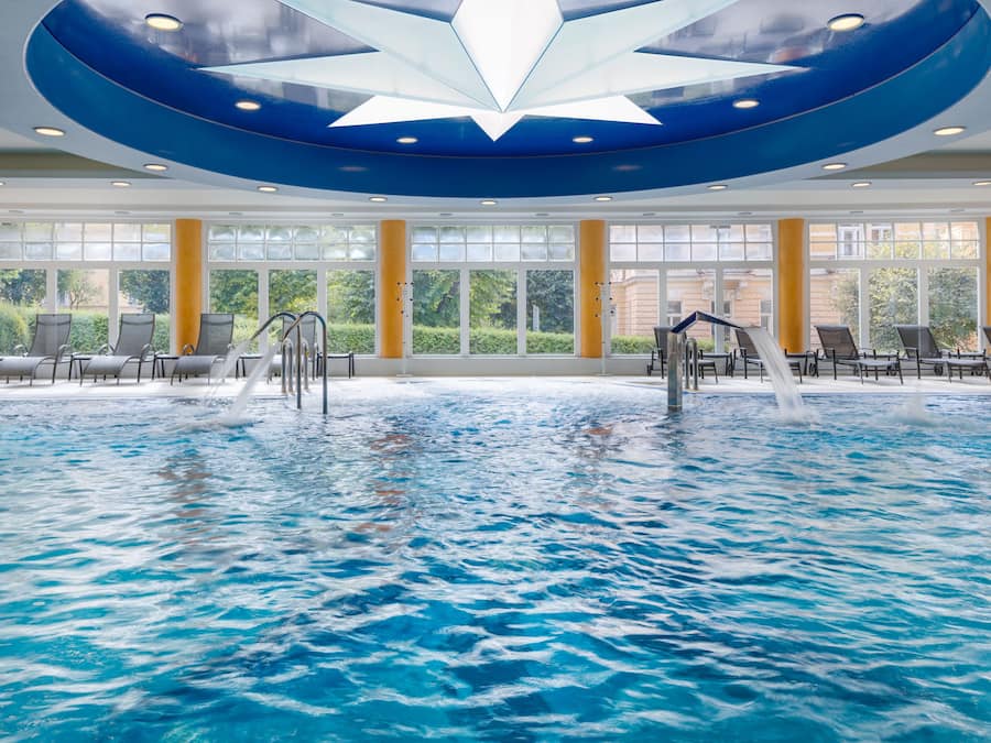 Piscina interna, espreguiçadeiras