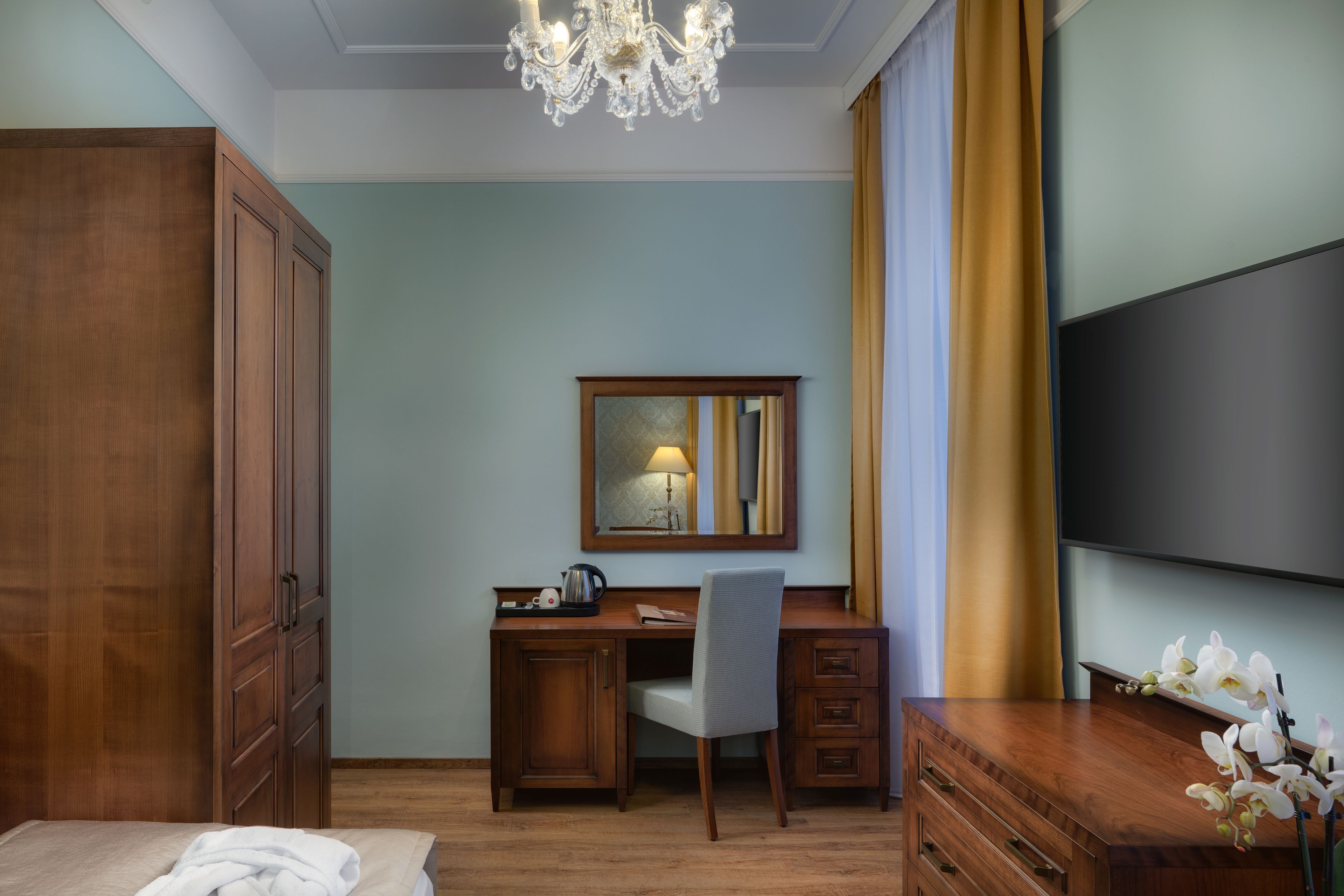 Minibar, cofre no quarto, secretária, Wi-fi grátis 