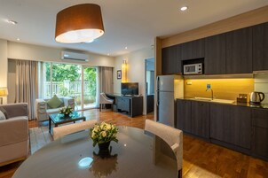 Suite, 1 quarto | Cofre no quarto, secretária, cortinas/cortinados opacos, Wi-fi grátis