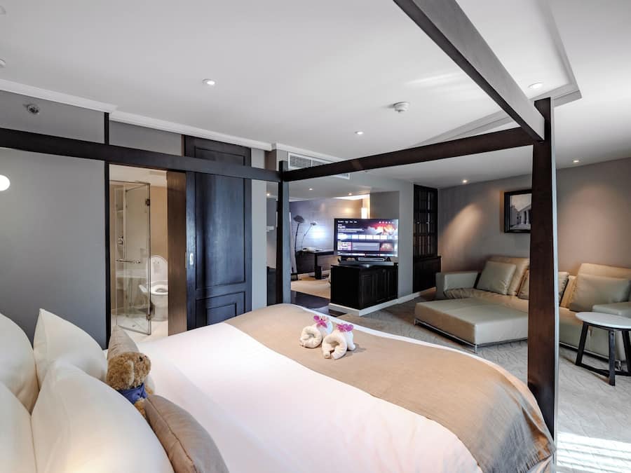 Roupas de cama premium, frigobar, cofres nos quartos, escrivaninha