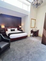 Suite, 1 cama king-size, não fumadores | Minibar, cofre no quarto, secretária, ferro/tábua de engomar