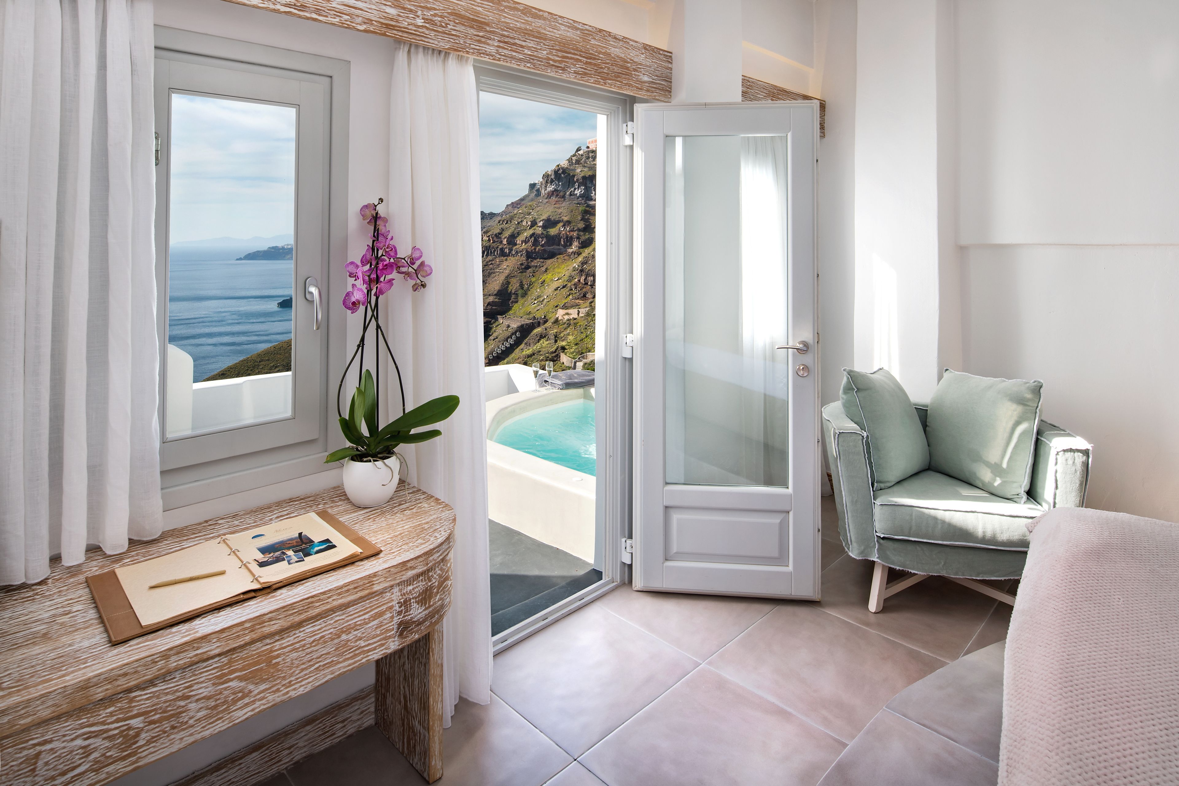 Superior Suite with Outdoor Jacuzzi | Lençóis italianos Frette, roupas de cama premium