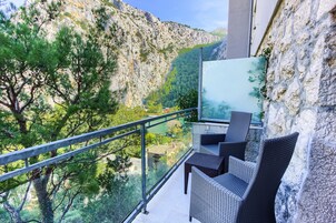 Quarto casal econômico, sacada, vista para o rio | Frigobar, cofres nos quartos, escrivaninha, quartos à prova de som