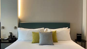 Roupas de cama premium, camas com colchões pillow-top, frigobar