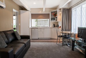 Apartamento, 1 quarto, banheira de hidromassagem | Sala de estar | Televisor LED, leitor de DVD 