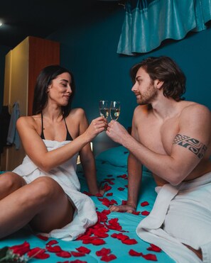 Suíte, 1 cama de casal, banheira de hidromassagem | Cofres nos quartos, escrivaninha, Wi-Fi de cortesia, roupa de cama