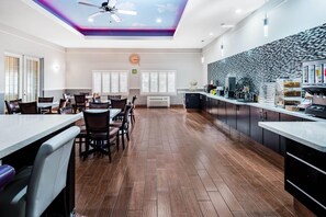 Pequeno-almoço preparado no momento diário incluído 