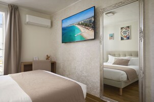 Quarto casal superior, sacada | Escrivaninha, quartos à prova de som, Wi-Fi de cortesia, roupa de cama