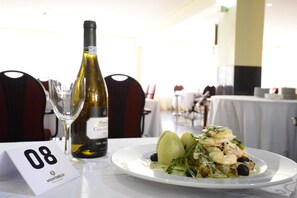 Pequenos-almoços, almoços, jantares servidos, cozinha internacional