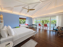 Miss Evelyn Balcony Suites | Roupa de alta qualidade, edredões de penas, camas de colchão pillowtop