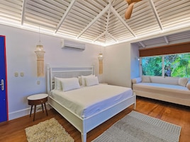 Miss Evelyn Suites | Roupas de cama premium, edredons de pluma, camas com colchões pillow-top
