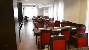 Café da manhã com buffet mediante uma taxa