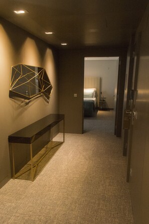 Suite, varanda, vista para a piscina | Minibar, cofre no quarto, secretária 
