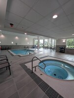 Piscina interior, espreguiçadeiras 