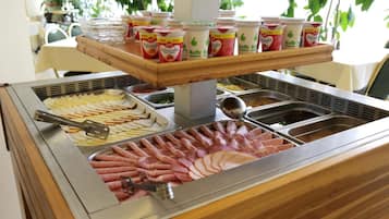 Pequenos-almoços, almoços, jantares servidos, cozinha húngara