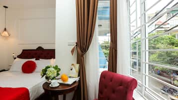 Roupa de alta qualidade, minibar, cofre no quarto, secretária