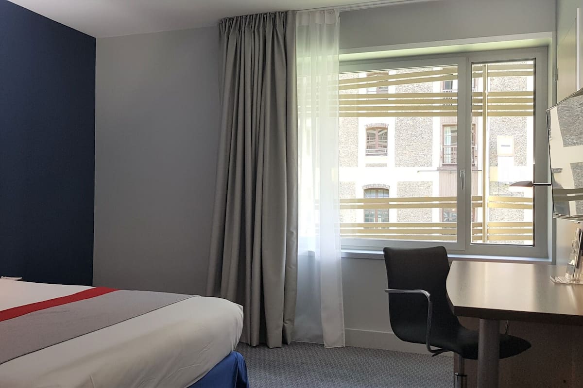 Quarto standard, 1 cama de casal (Canal View, Free Breakfast) | Escrivaninha, cortinas blackout, quartos à prova de som
