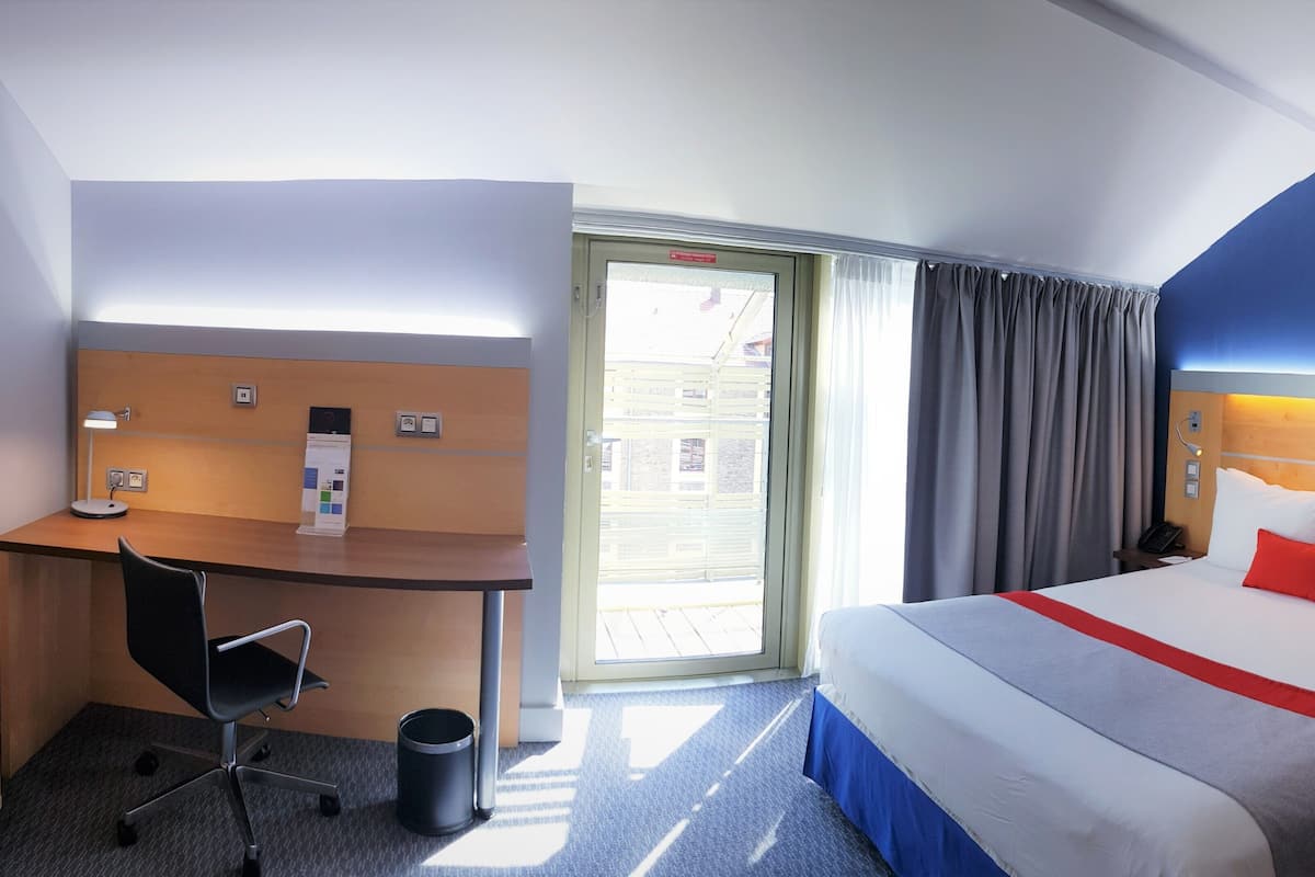 Suíte, 1 cama de casal, sacada (Canal View, Free Breakfast) | Escrivaninha, cortinas blackout, quartos à prova de som