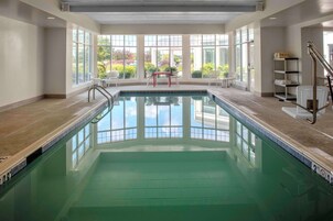 Piscina interior, espreguiçadeiras 