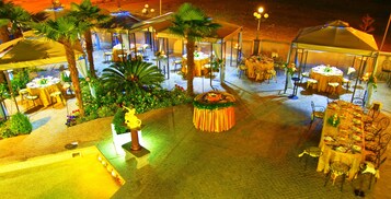 2 restaurantes, pequenos-almoços servidos, cozinha à base de marisco 