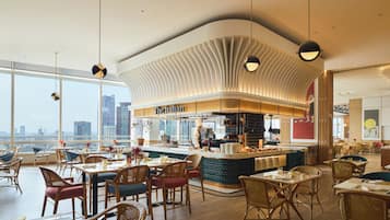 4 restaurantes: servem pequenos-almoços, almoços e jantares