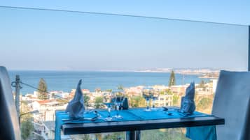 3 restaurantes, pequenos-almoços servidos