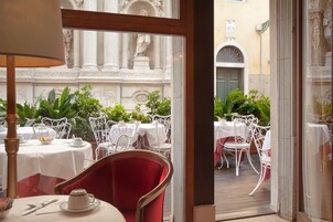 Café da manhã com buffet todos os dias (EUR 18 por pessoa) 
