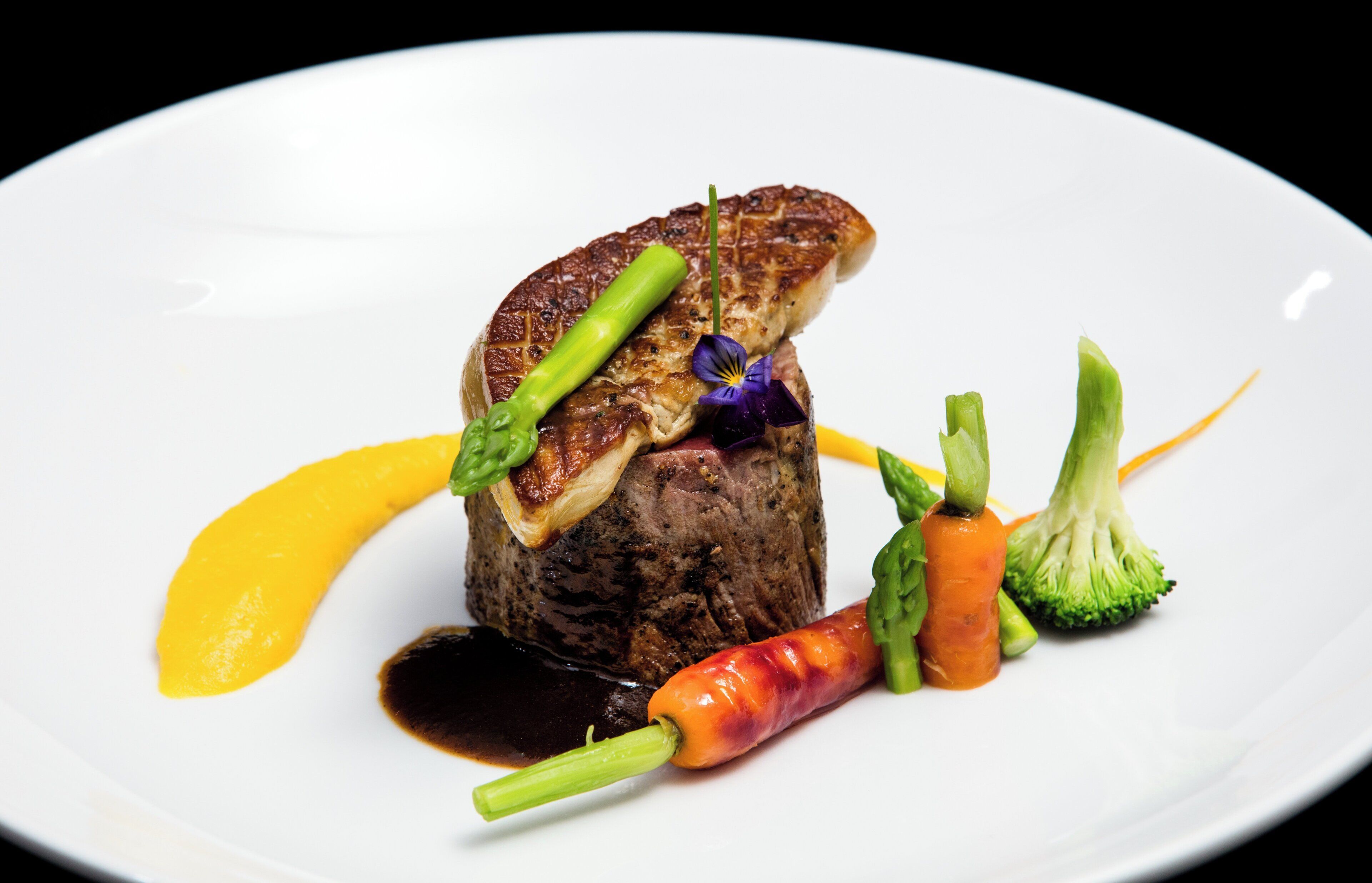 Bife com legumes no prato.