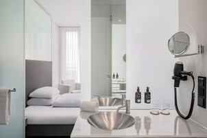 The Innside Room | Casa de banho | Um secador de cabelo, toalhas fornecidas, sabão, champô 