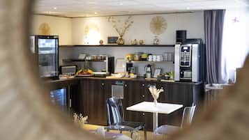 Café da manhã com buffet nos fins de semana (EUR 11.00 por pessoa)