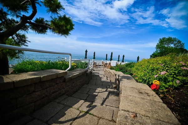 The Lakehouse Inn - Geneva-on-the-Lake, OH